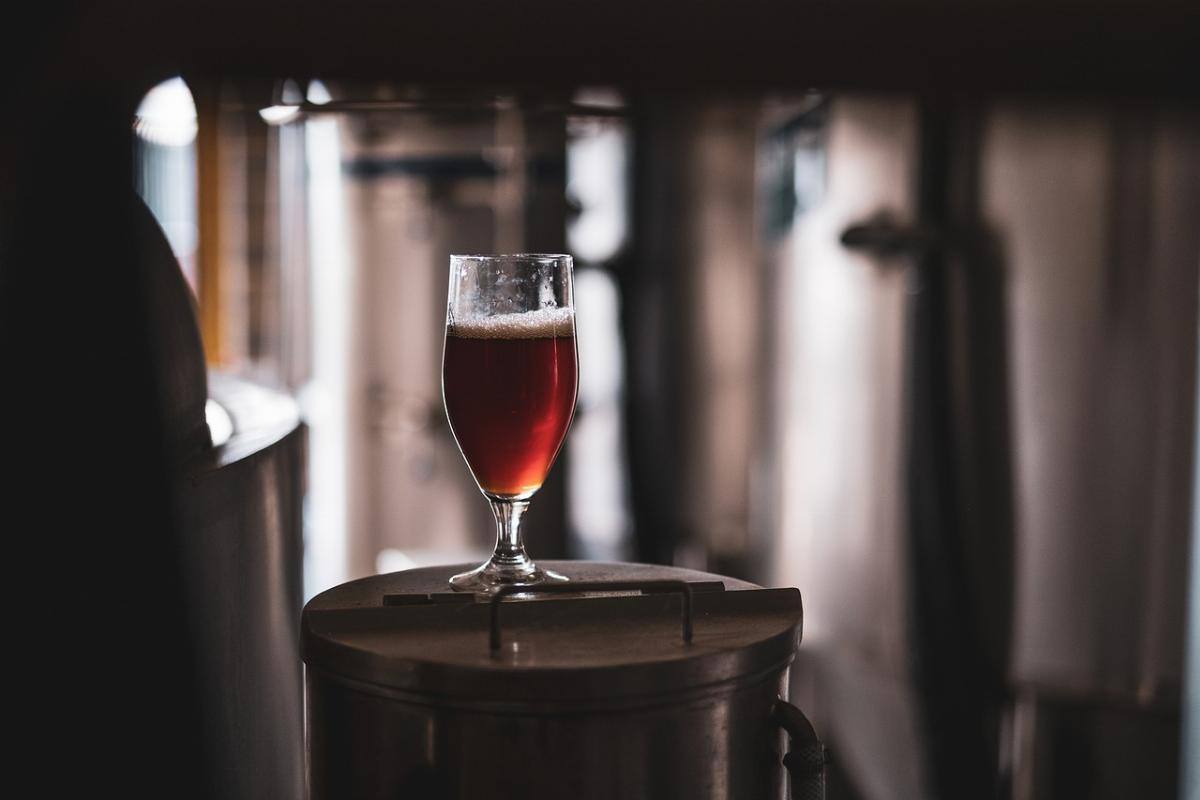 Birra alla spina o in bottiglia: differenze e benefici